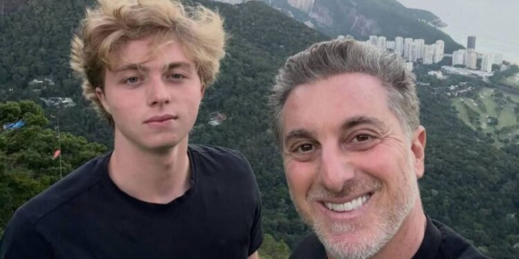 Filho de Luciano Huck tem 18 anos e escolheu carreira longe da mídia no ...